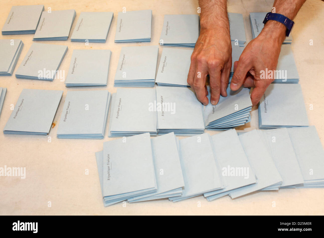 Voting with paper ballots hi-res stock photography and images - Alamy