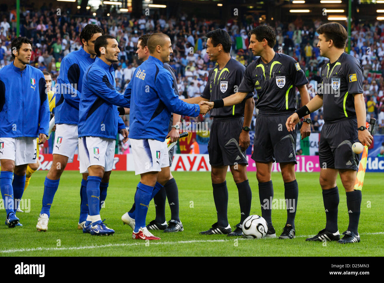 Football players shaking hands hi-res stock photography and images - Alamy