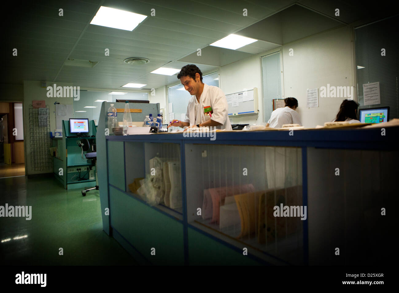 Night hospital nurse hi-res stock photography and images - Alamy