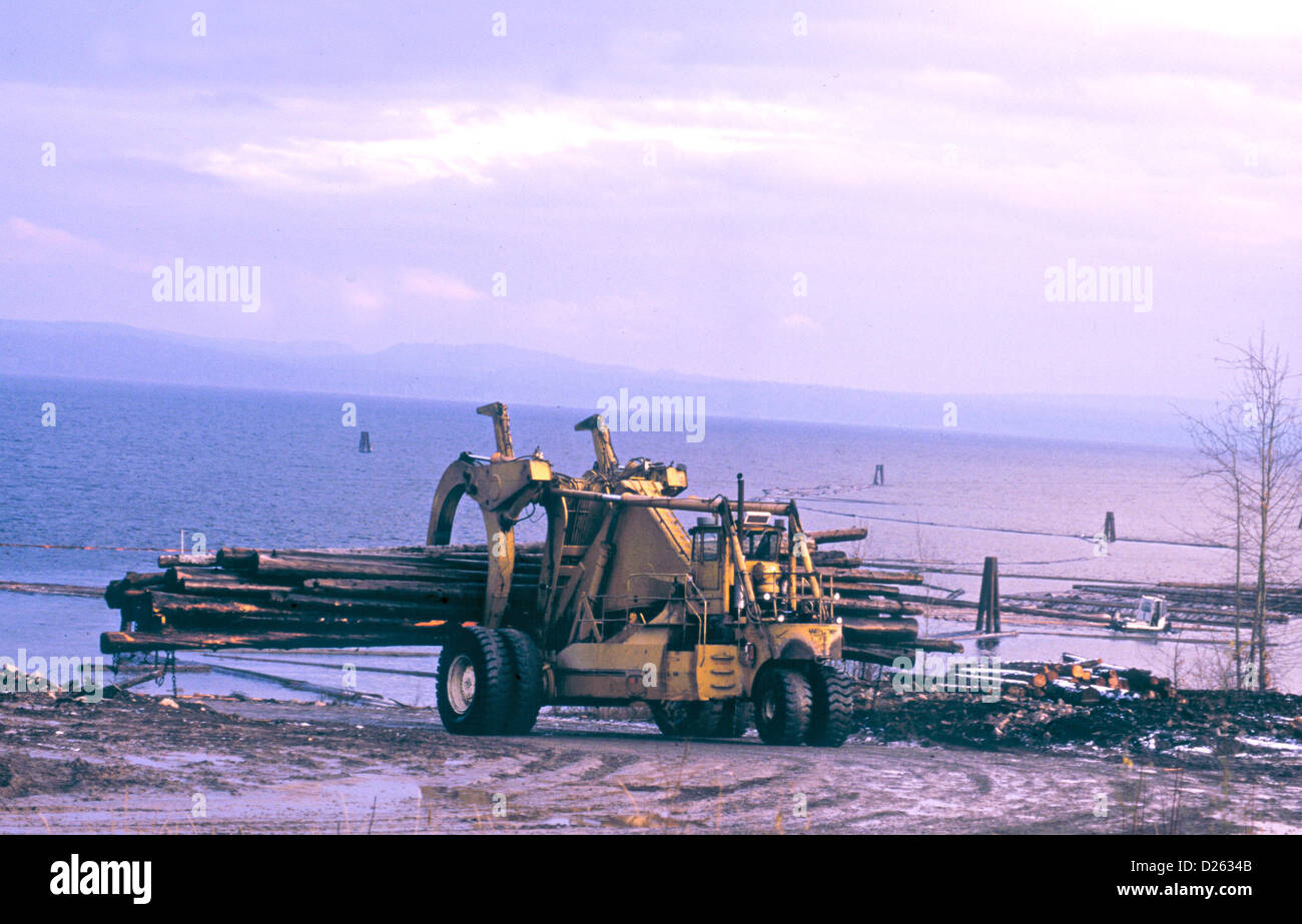 Floating log boom hi-res stock photography and images - Alamy