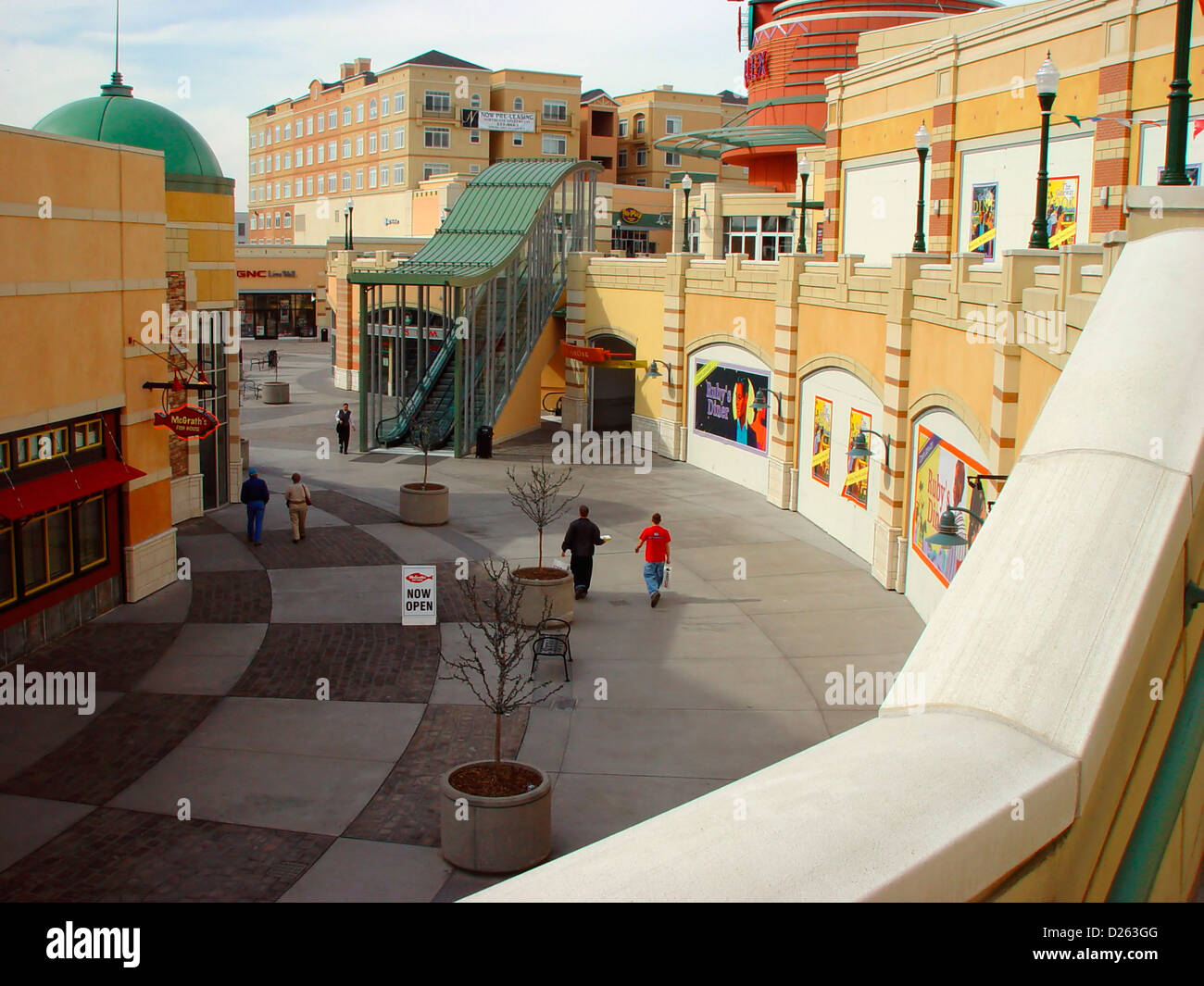 Gateway with shops hi-res stock photography and images - Alamy