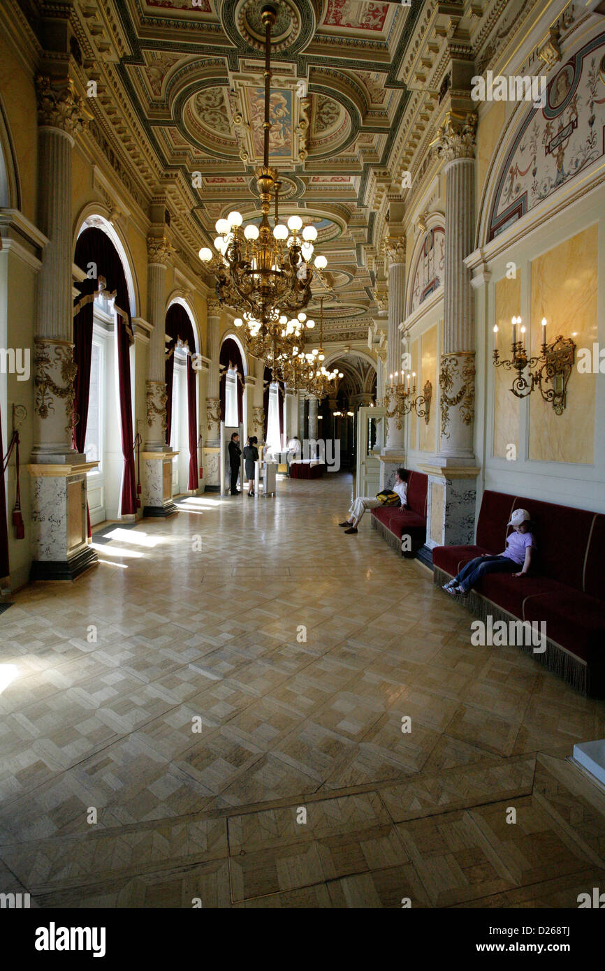 Semperoper vertical hi-res stock photography and images - Alamy