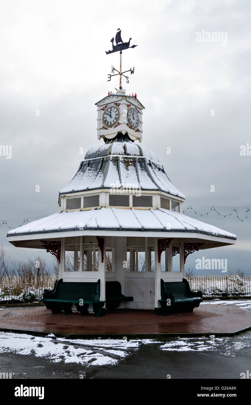 Seafront clock hi-res stock photography and images - Alamy