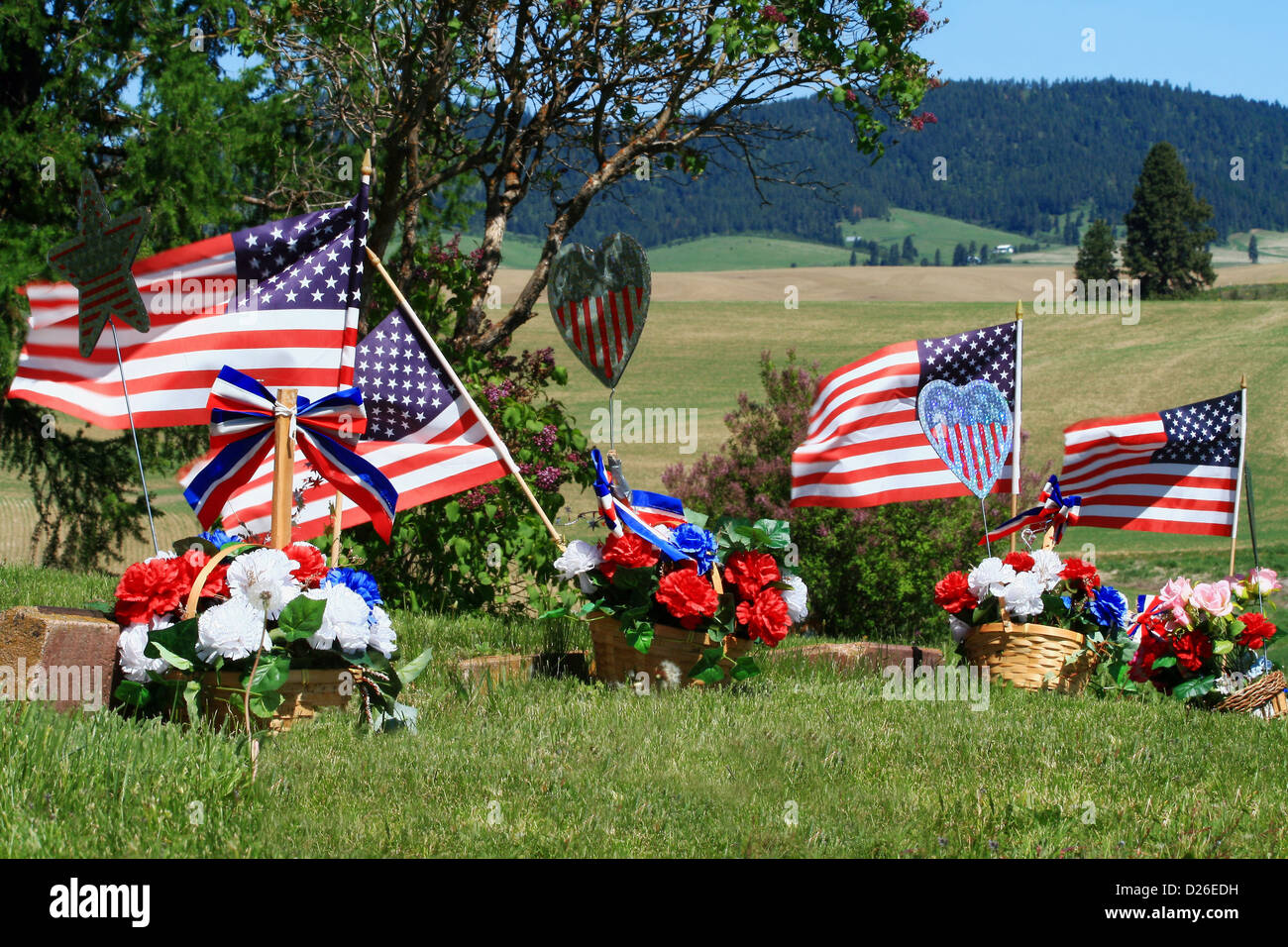 Memorial Day flags on graves Stock Photo - Alamy
