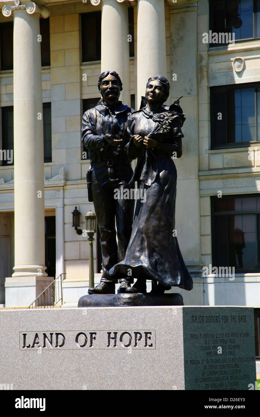 Bronze Statue Land of Hope Pioneers Stock Photo - Alamy