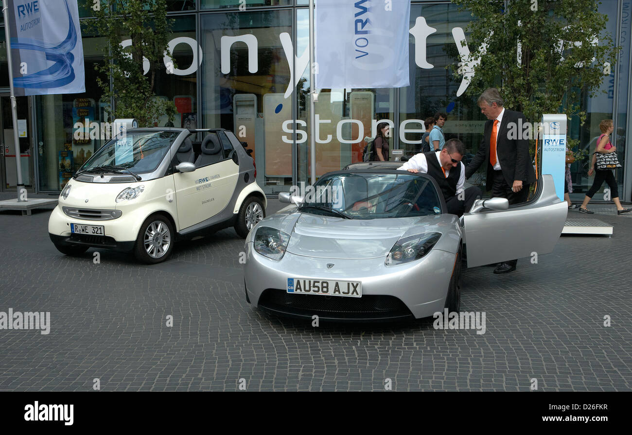 Berlin, Germany, RWE presents the electric Smart and the Tesla Roadster ...