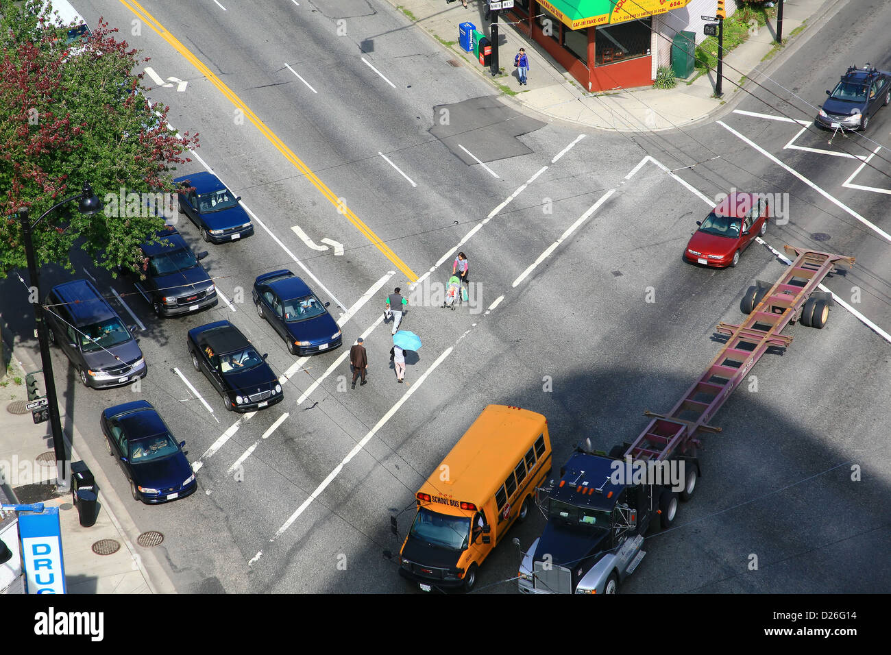Busy traffic and pedestrians hi-res stock photography and images - Alamy