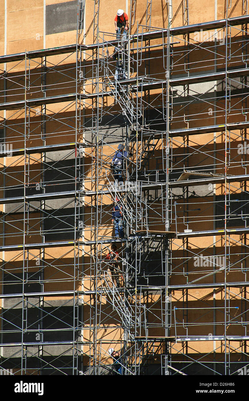Workers assemble scaffolding Stock Photo - Alamy
