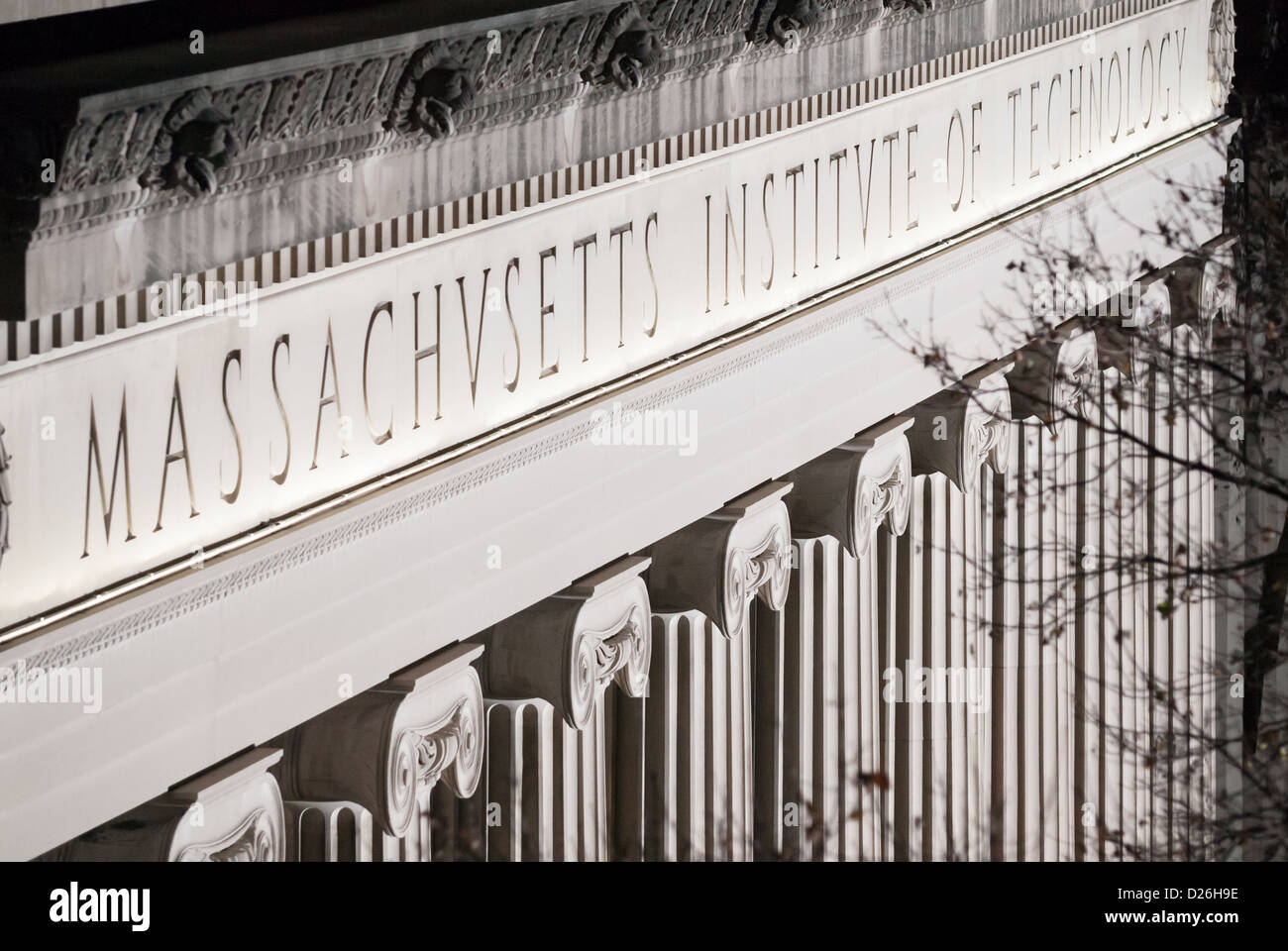 Massachusetts Institute of Technology (MIT)'s Building 10 / Killian ...