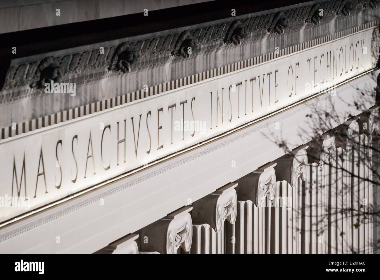 Massachusetts Institute of Technology (MIT)'s Building 10 / Killian ...