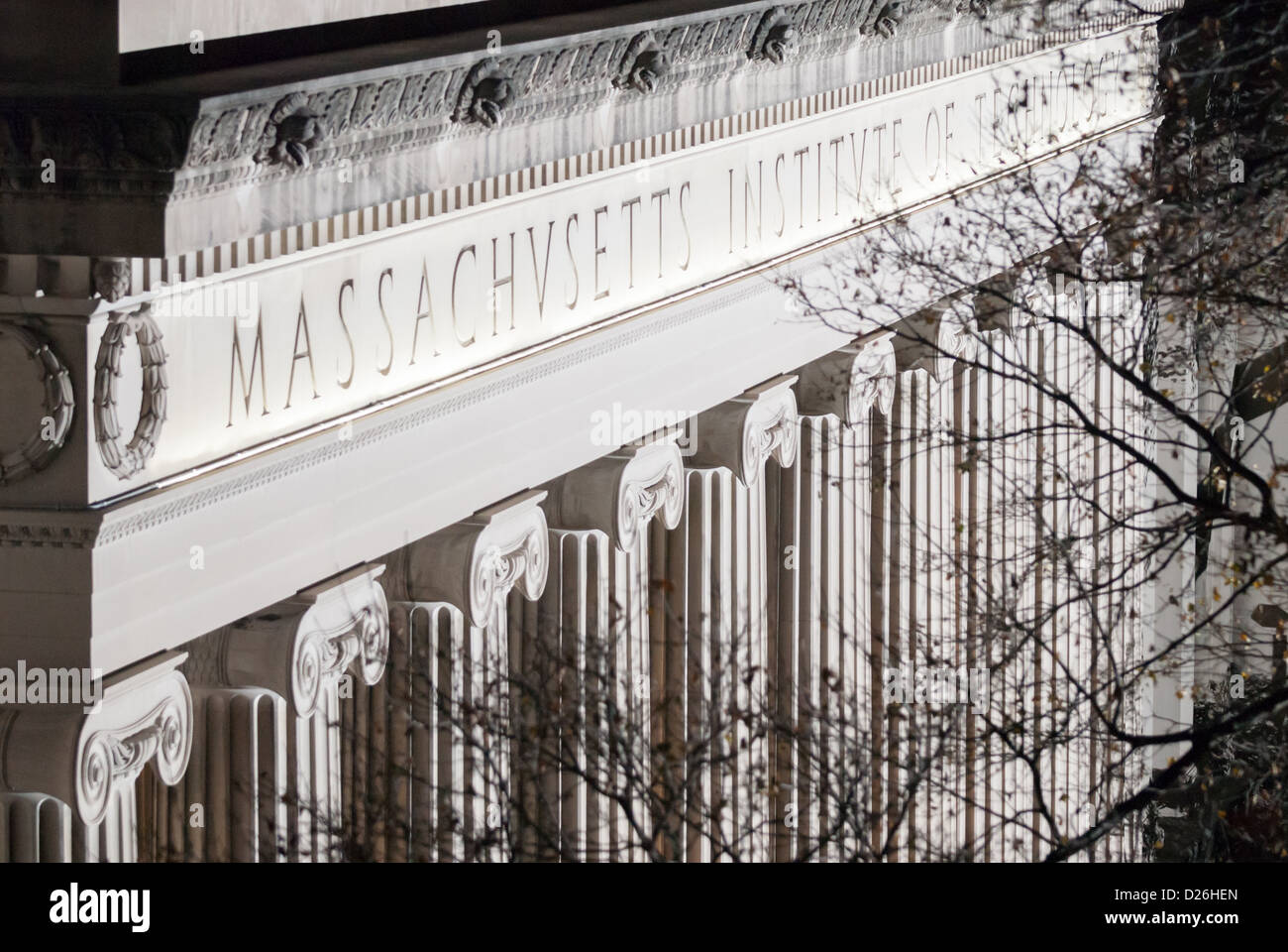 Massachusetts Institute of Technology (MIT)'s Building 10 / Killian ...