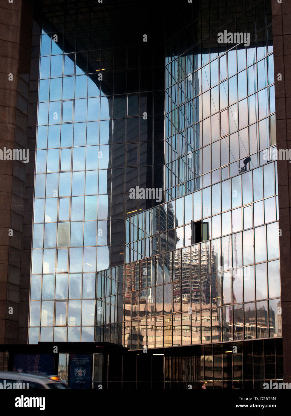 1 london bridge building hi-res stock photography and images - Alamy