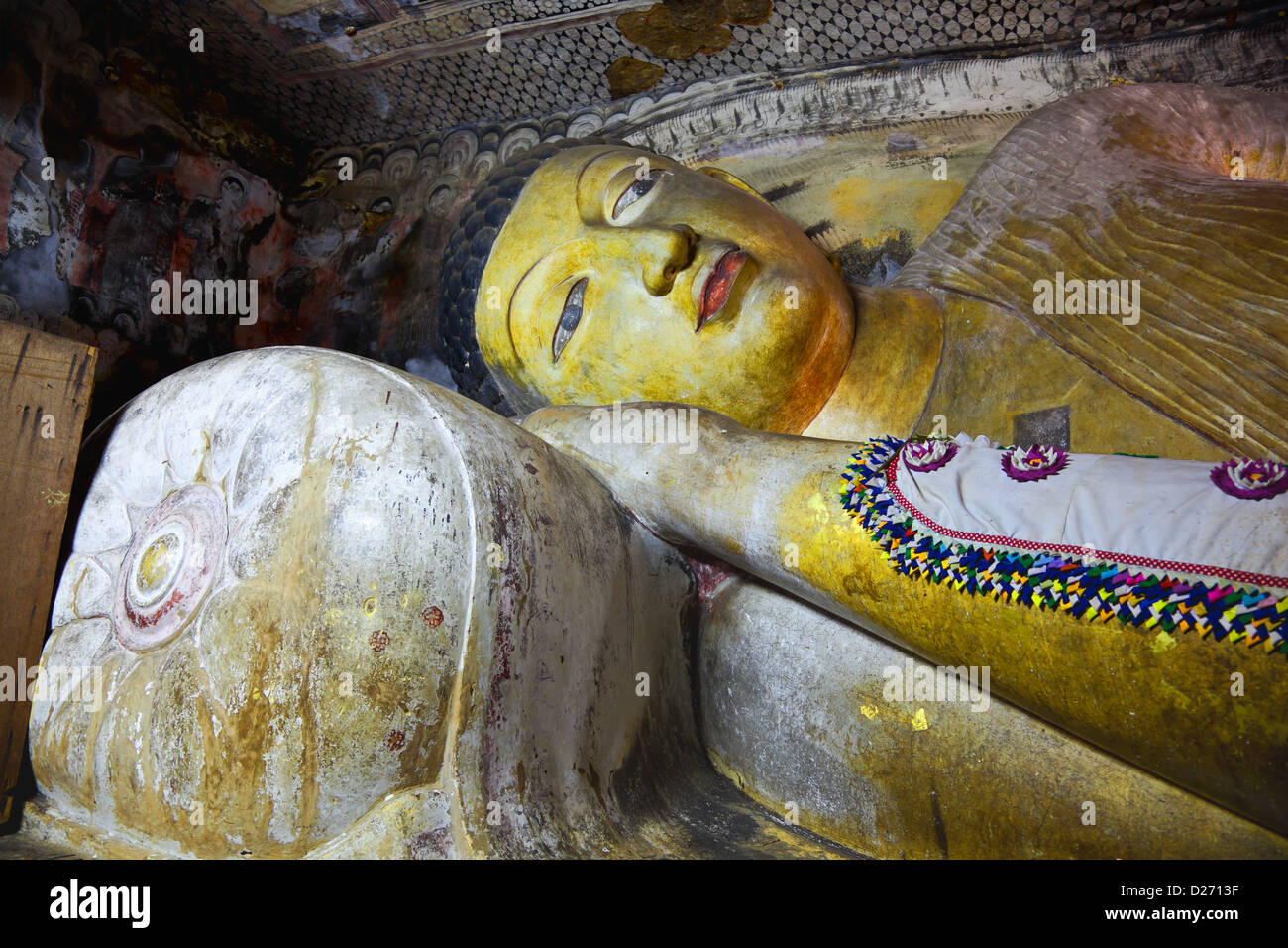 Reclining buddha statue hi-res stock photography and images - Alamy