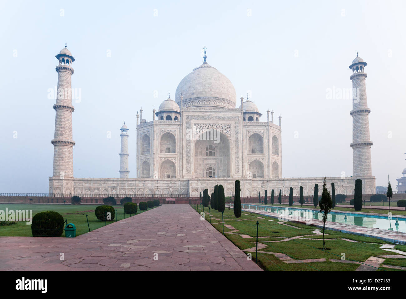 Taj mahal white marble mausoleum hi-res stock photography and images ...