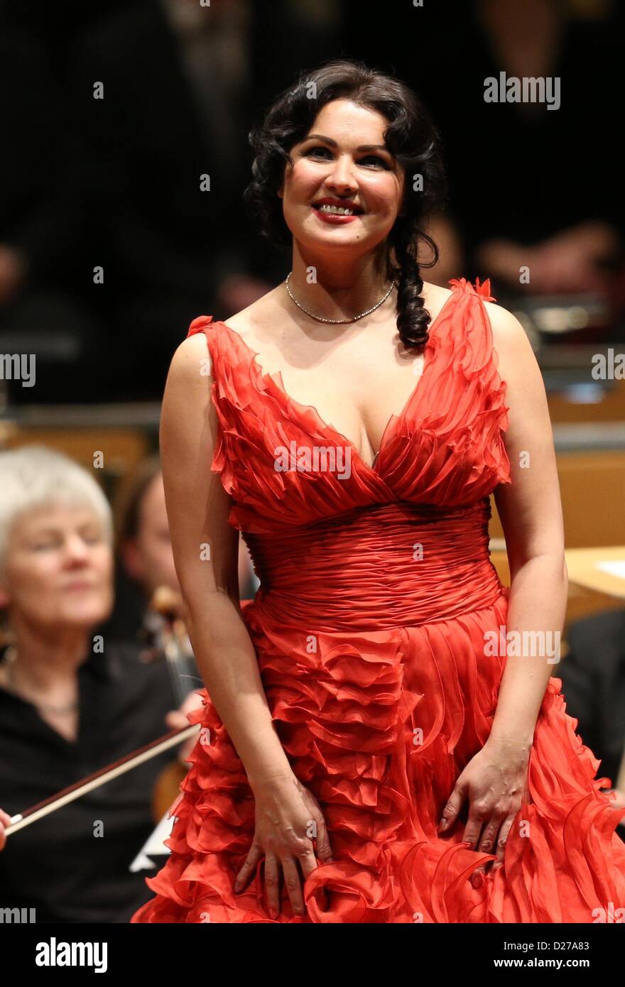 Hamburg, Germany. 15th January 2013. Soprano Anna Netrebko cheers to ...