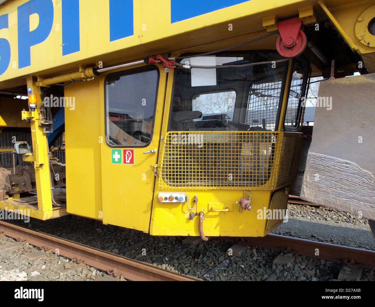 The SPITZKE track-renewal train is designed for continuous track ...