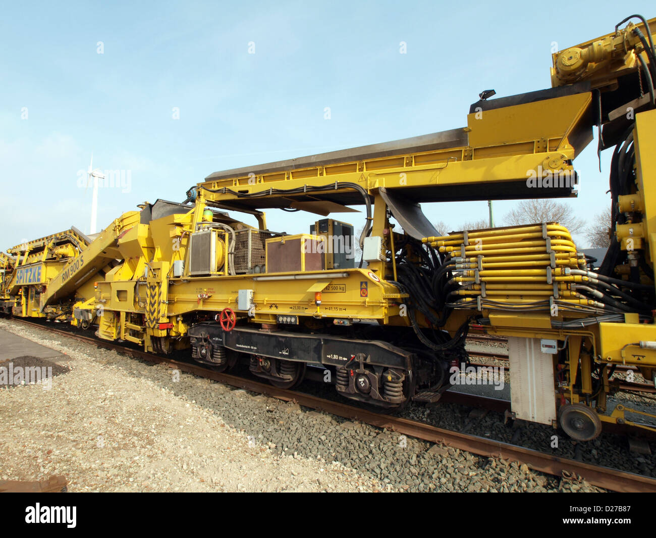 The SPITZKE track-renewal train is designed for continuous track ...