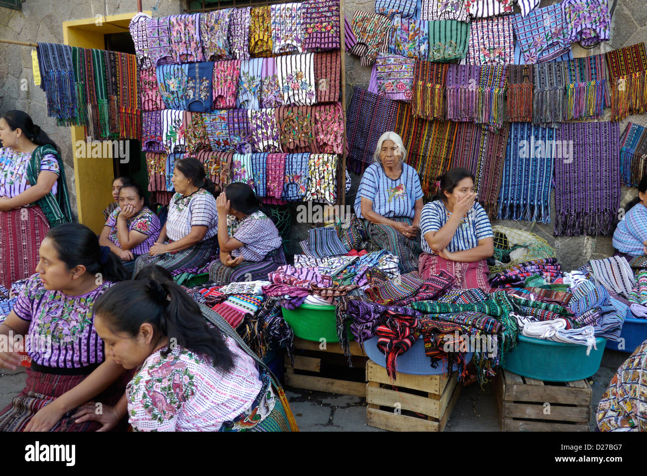 Mayan market scenes in Santiago de Atitlan Stock Photo - Alamy