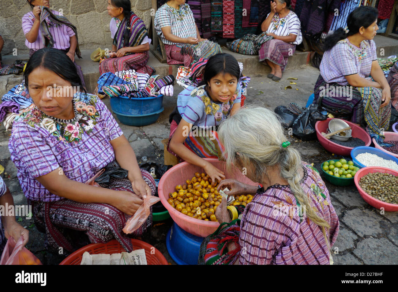 Mayan market scenes in Santiago de Atitlan Stock Photo - Alamy