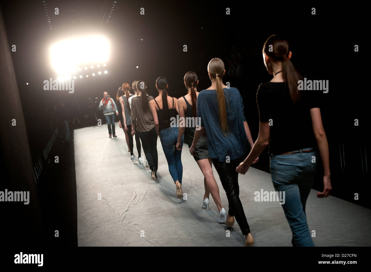 Models before the catwalk hi-res stock photography and images - Alamy