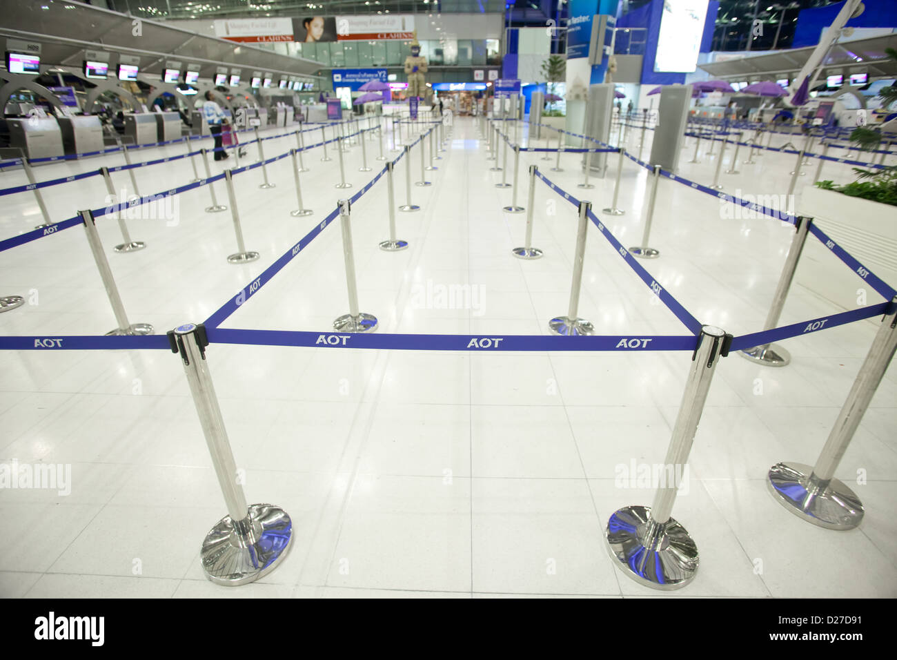 Airport passenger boarding lines hi-res stock photography and images ...