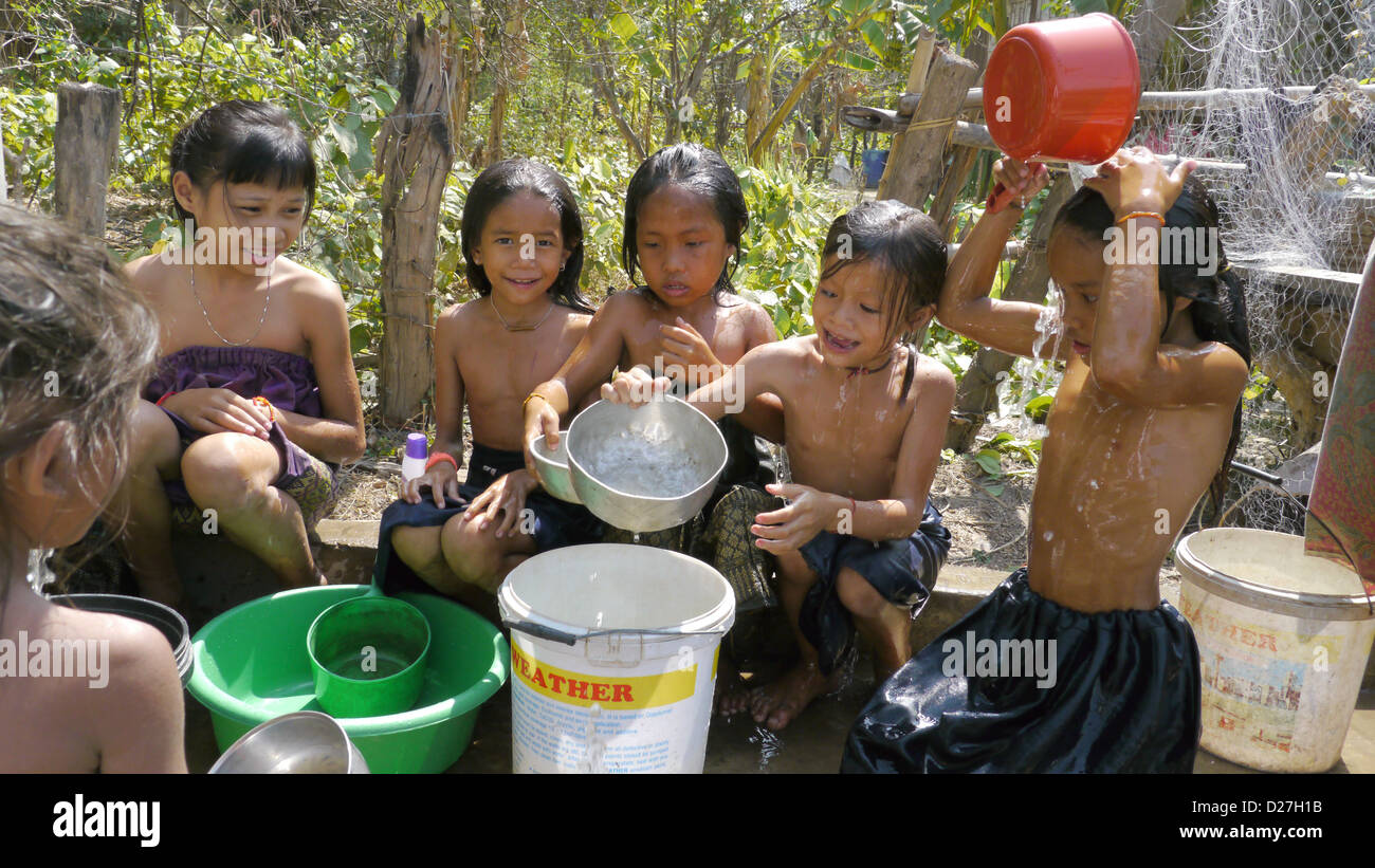 Children cambodia clean water hi-res stock photography and images - Alamy