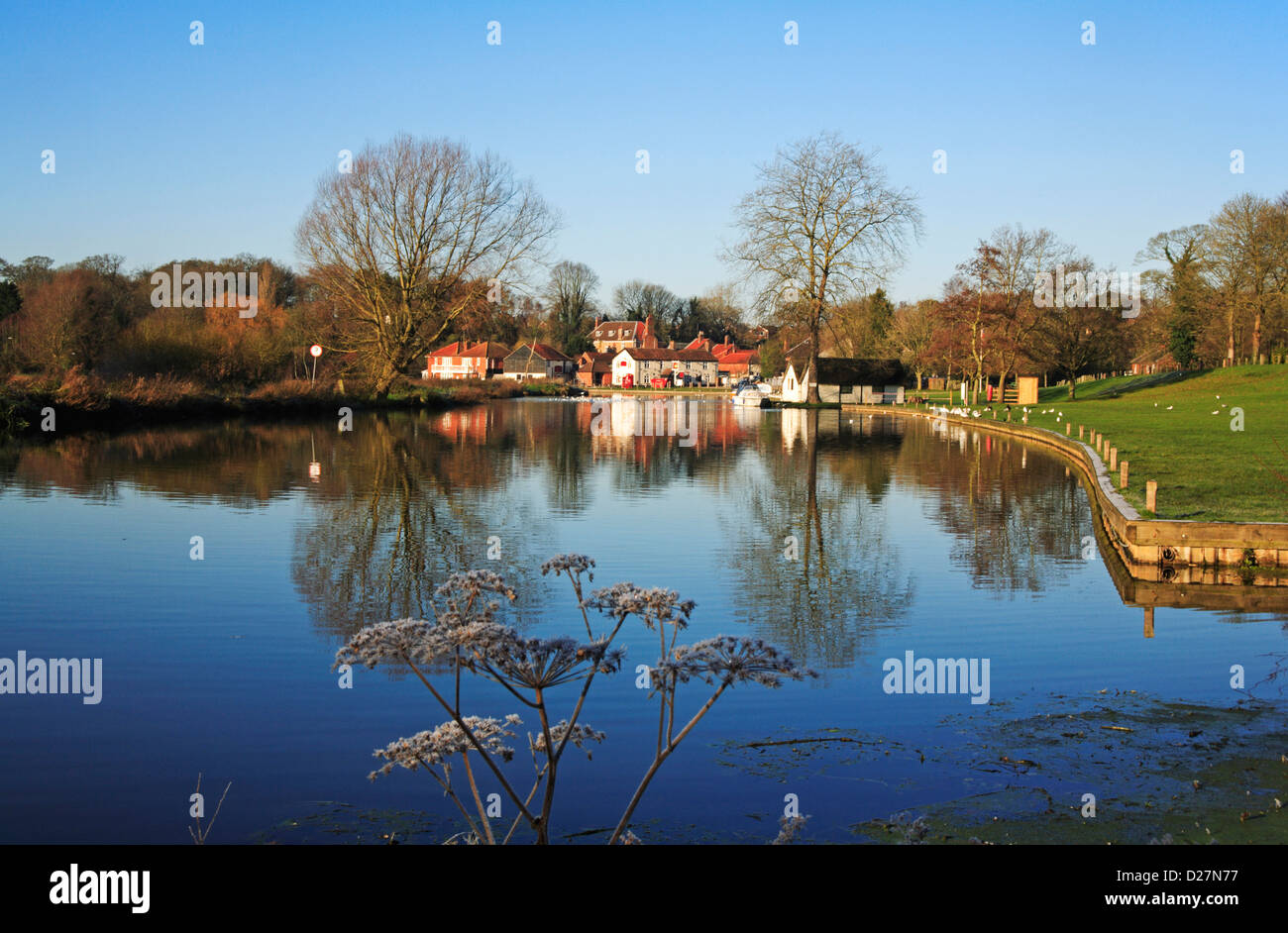 A view of the River Bure on the Norfolk Broads in winter with ...