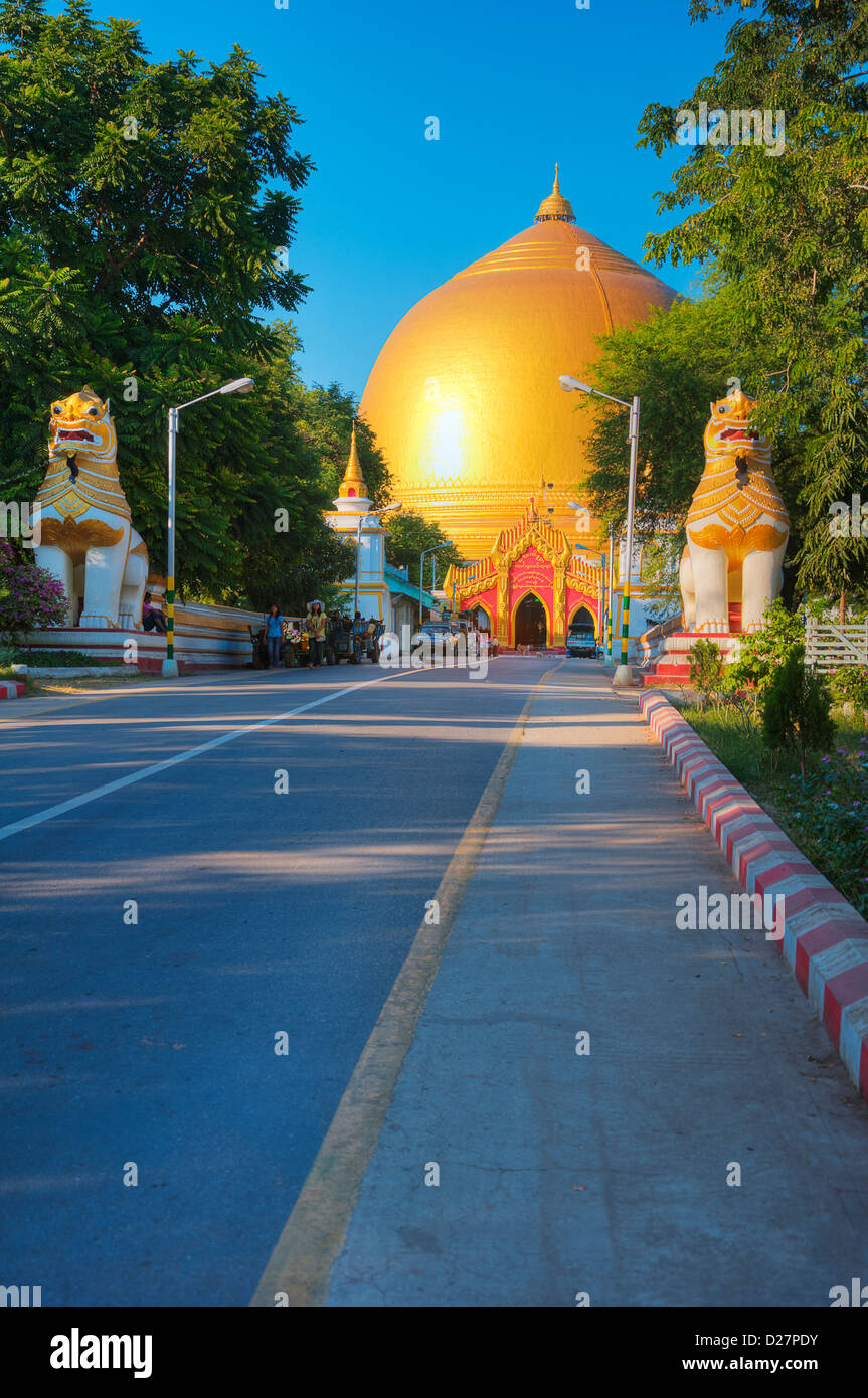 Golden Kaung Mu Taw Stupa, Sagaing, Myanmar Stock Photo - Alamy