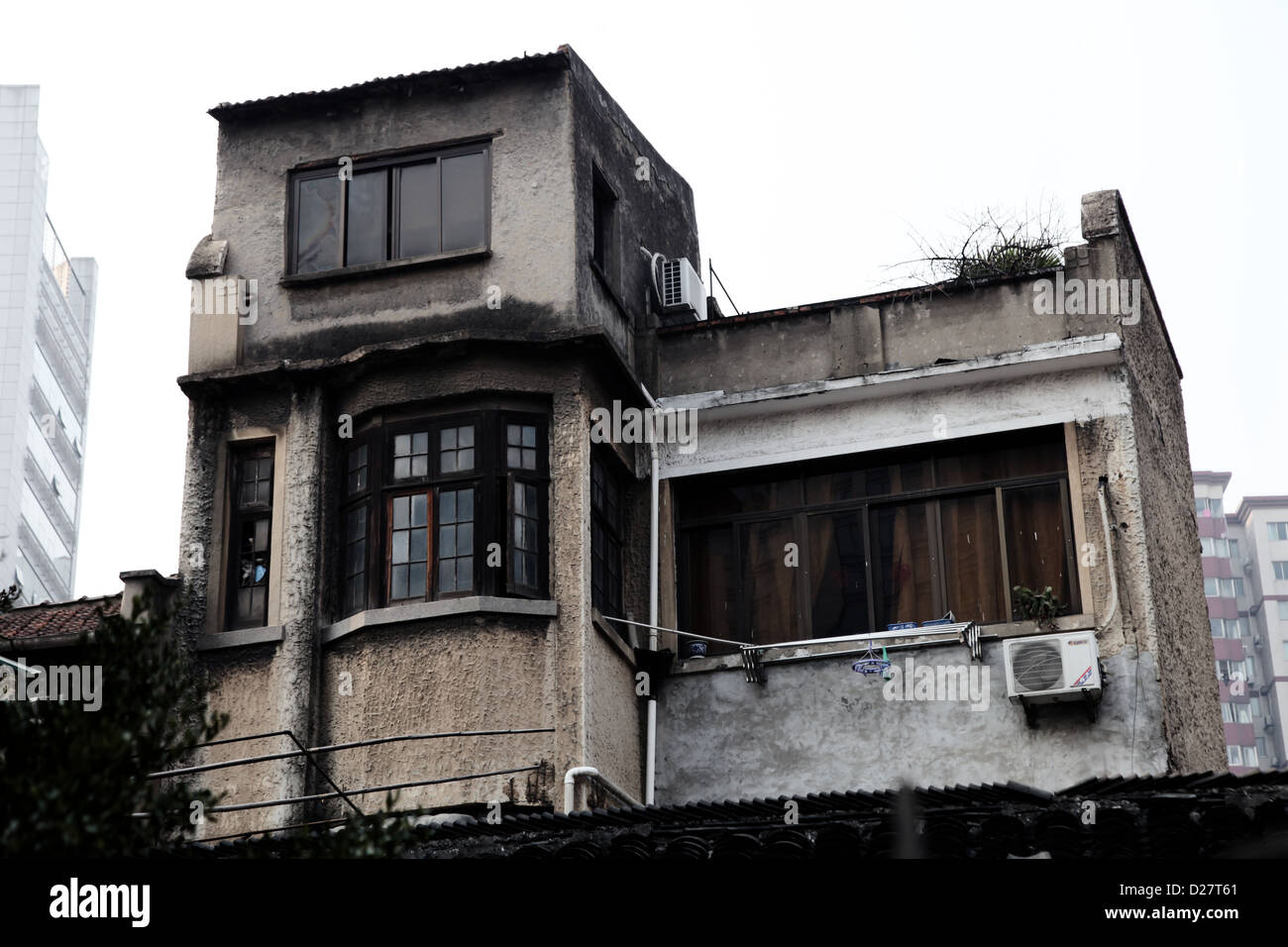 It's a photo of an old Chinese construction with windows. We can see a ...