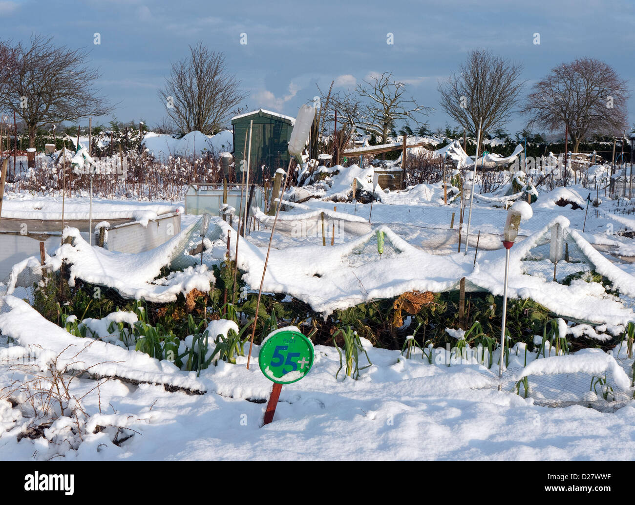 Green sign in snow hi-res stock photography and images - Alamy