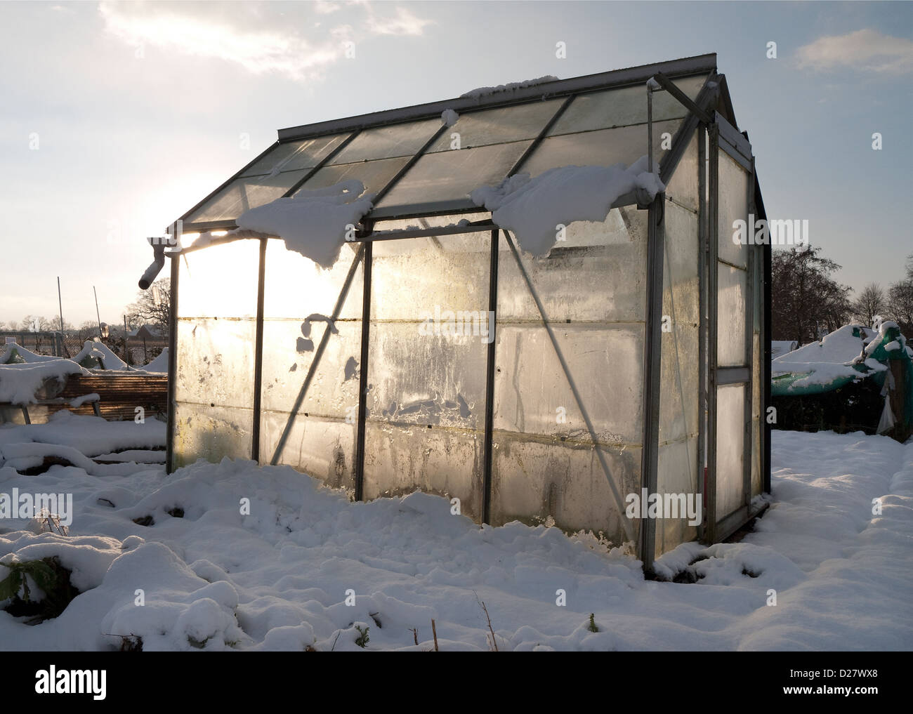 Snow covered greenhouse uk hi-res stock photography and images - Alamy