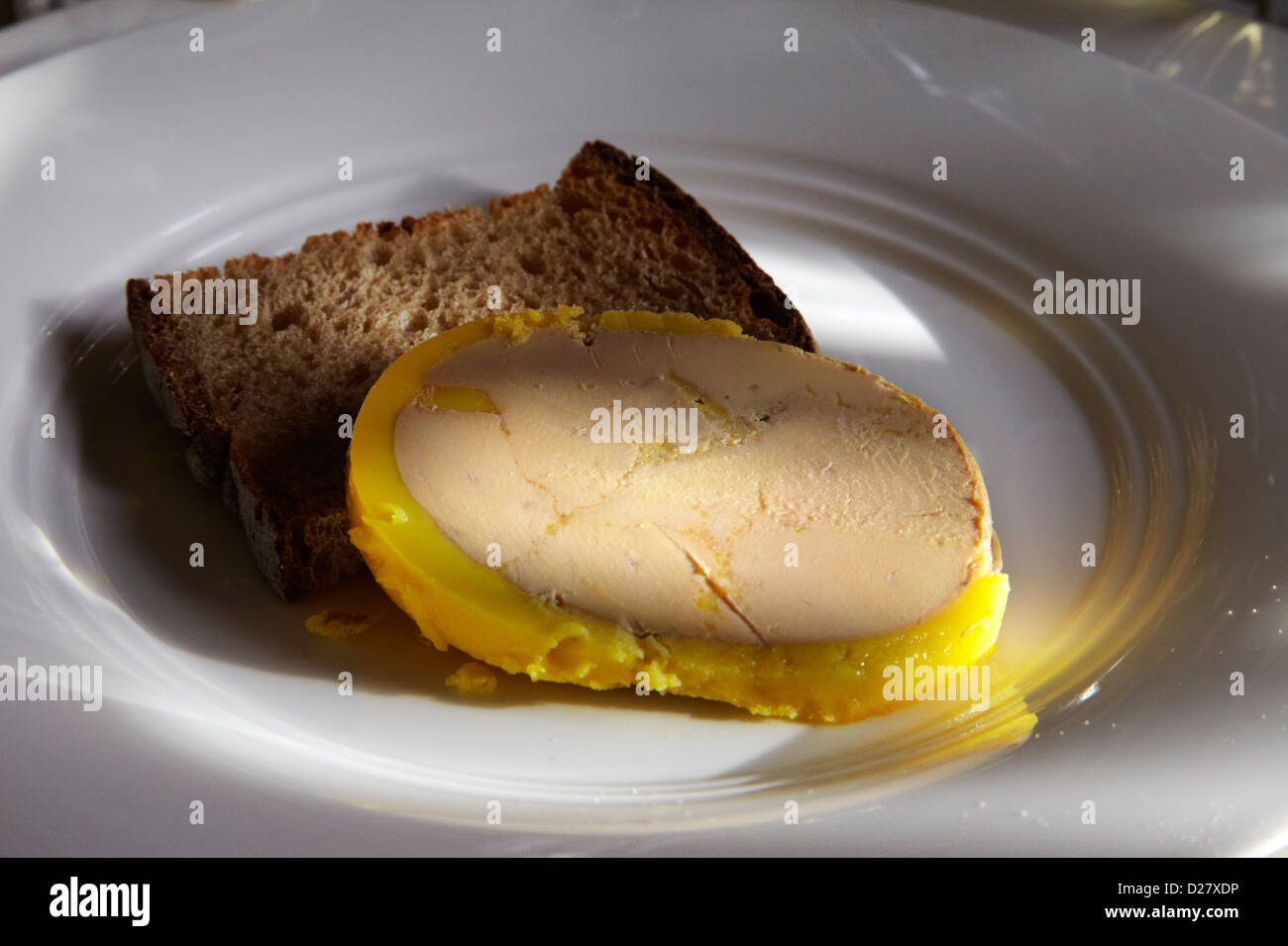 Slice of foie gras with pain d'épices. France Stock Photo - Alamy