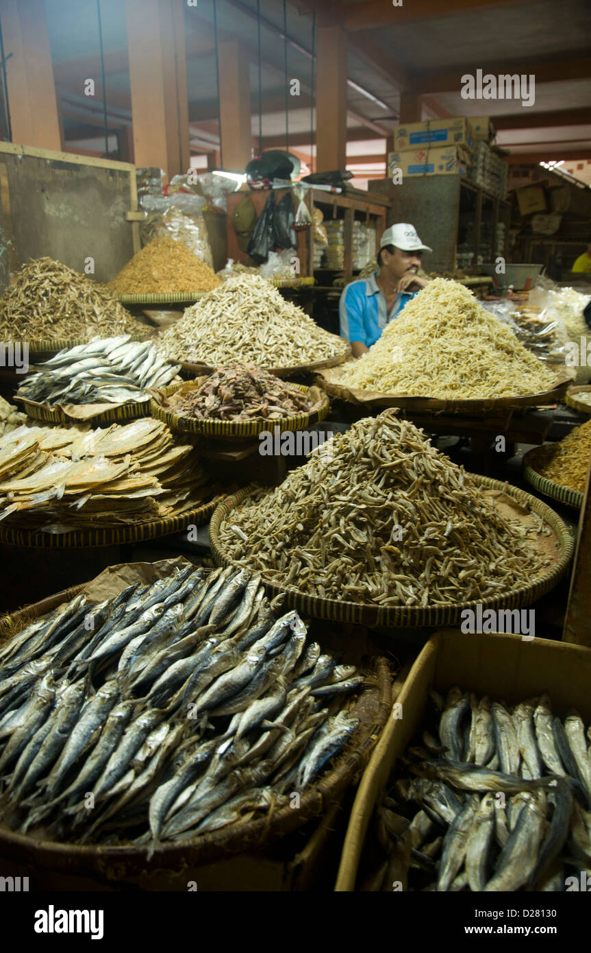 Market stall asia dry seafood hi-res stock photography and images - Alamy