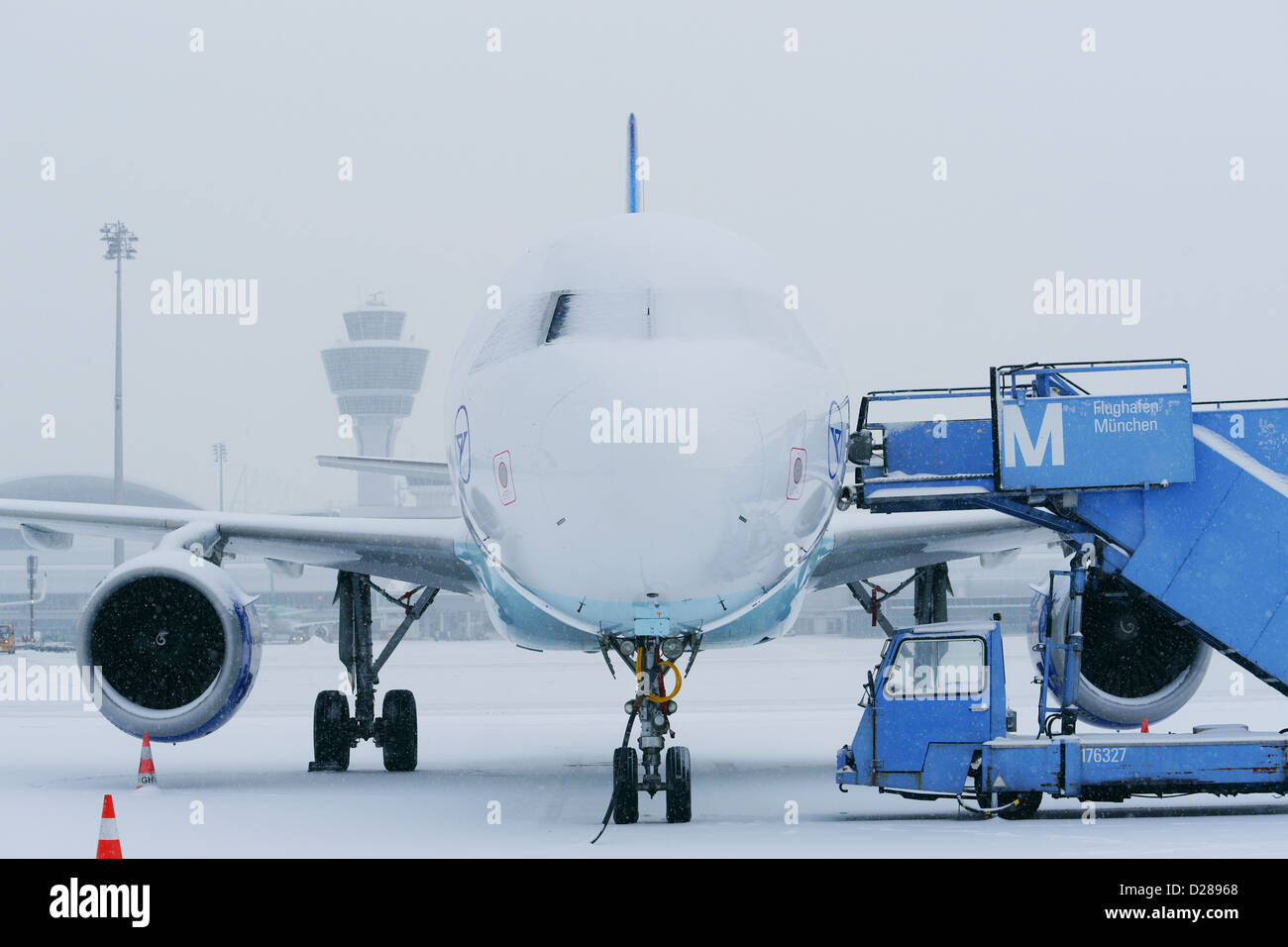 Aircraft, in, Winter, Snow, Munich Airport, MUC Stock Photo - Alamy