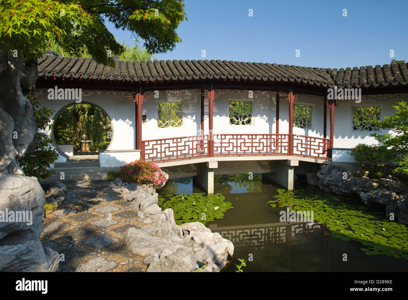 Chinese footbridge hi-res stock photography and images - Alamy