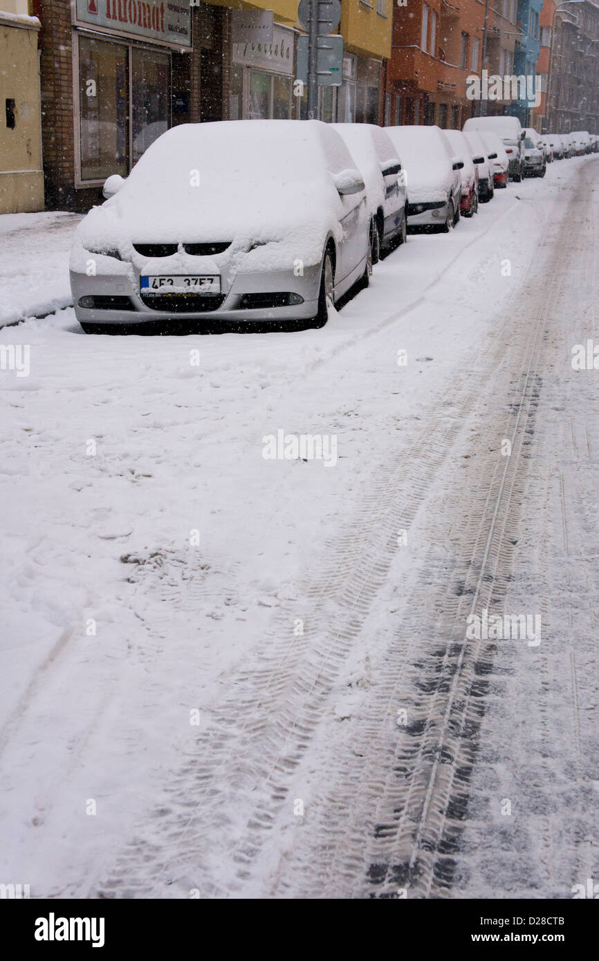 Snow Street Cars Stock Photos & Snow Street Cars Stock Images - Alamy
