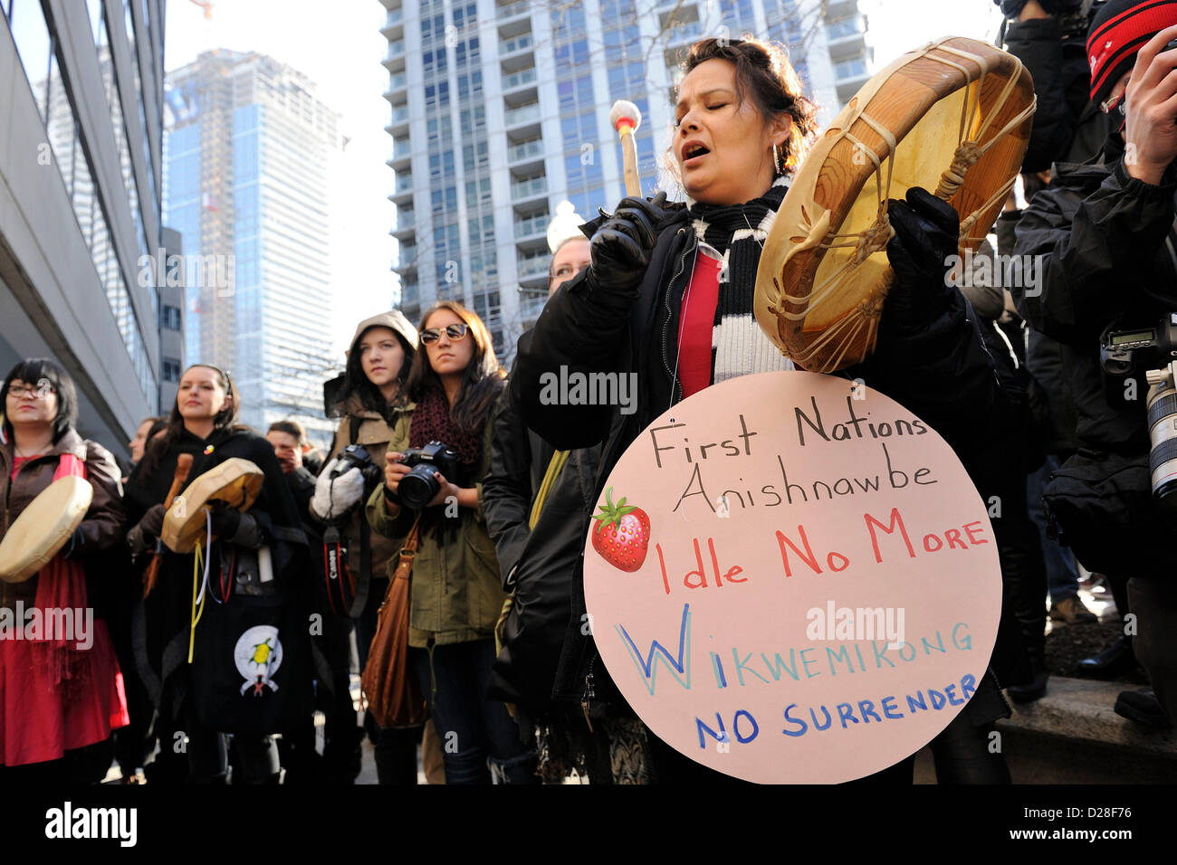 Aboriginal canada hand drum hi-res stock photography and images - Alamy
