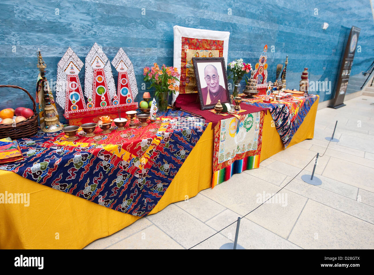 Tibetan buddhist monks from the drepung loseling monastery hi-res stock ...