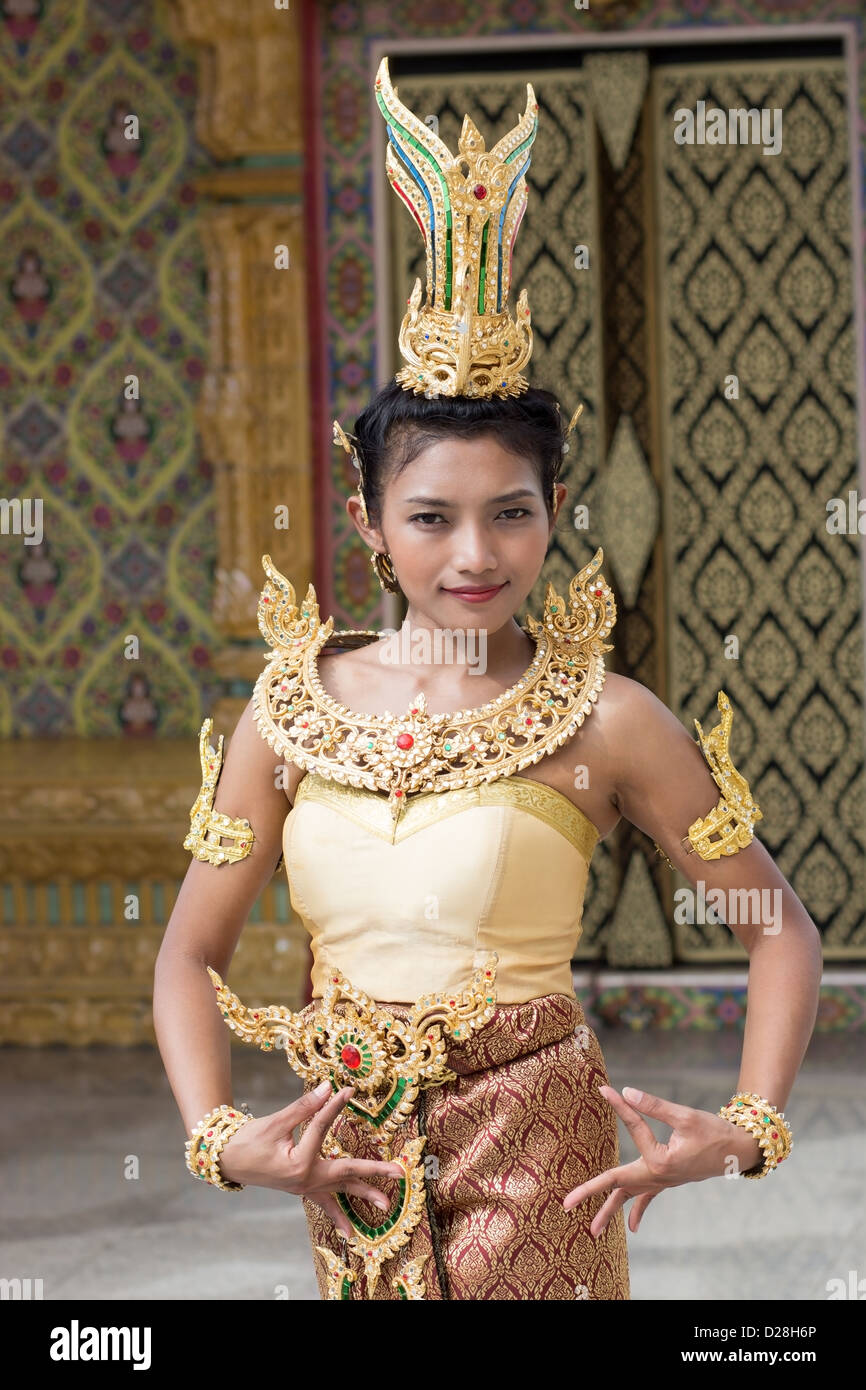Dancers of the traditional Thai style Stock Photo - Alamy