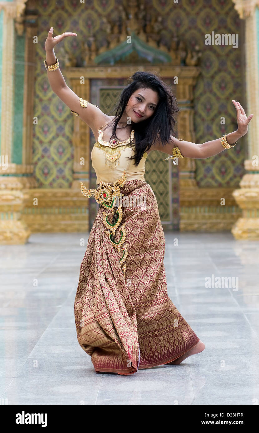 Dancers of the traditional Thai style Stock Photo - Alamy