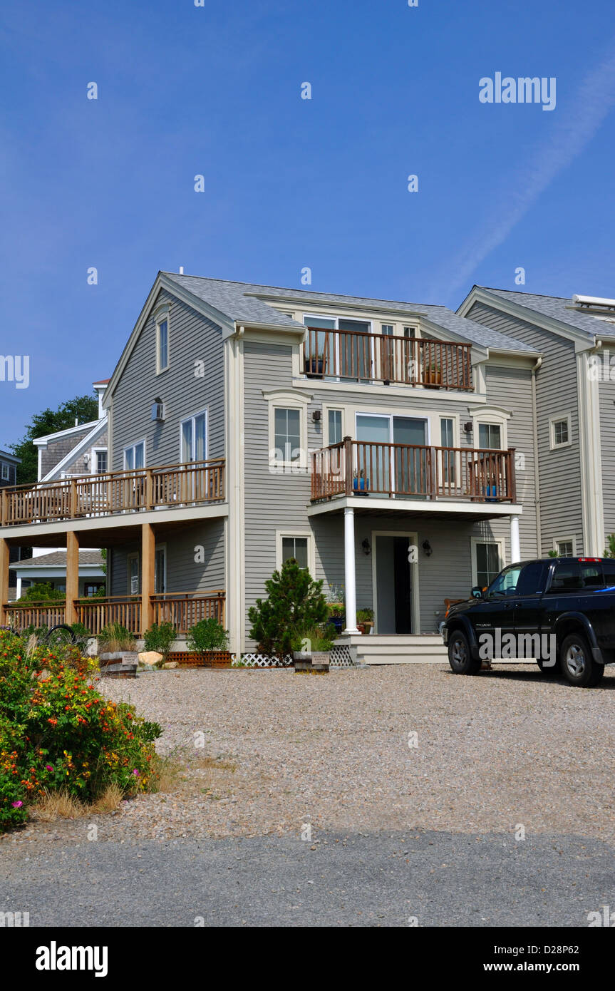 Cape cod style apartment building hi-res stock photography and images ...