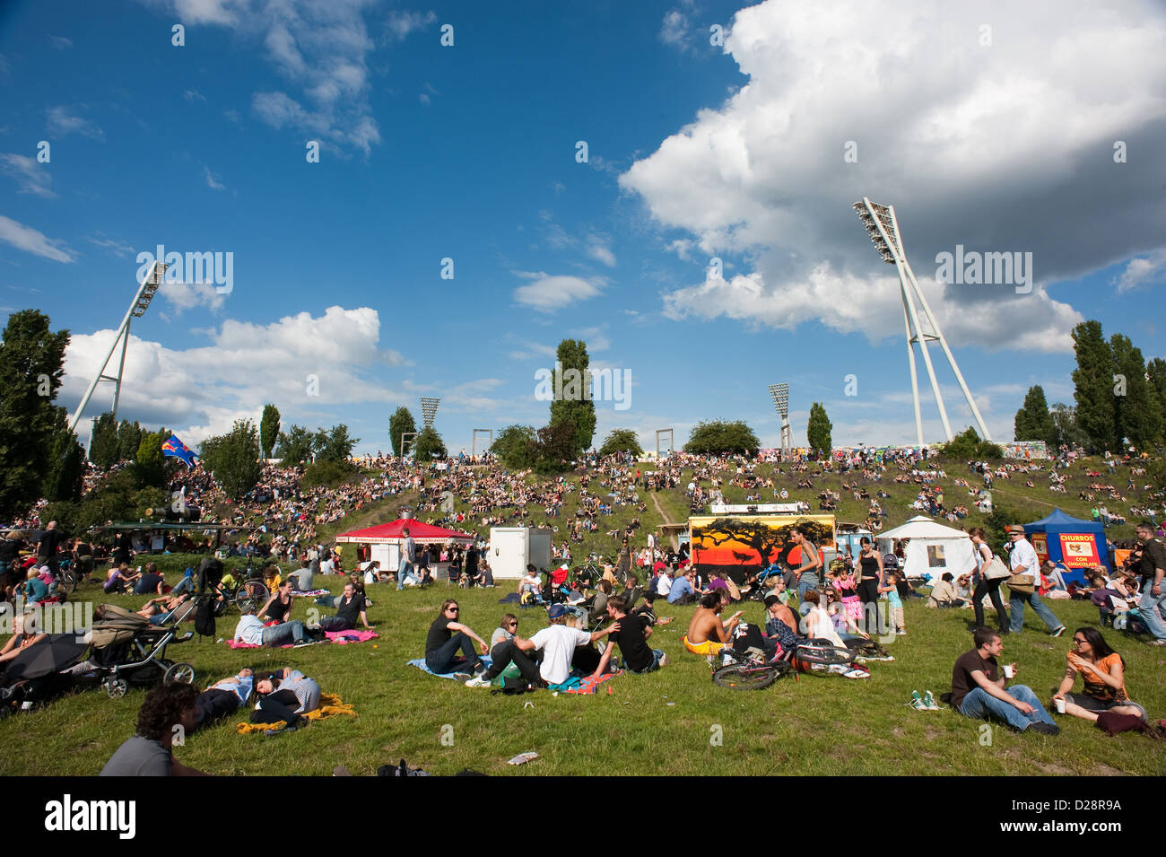 Berlin, Germany, in the Wall Park visitors on the day of the Fete de la ...