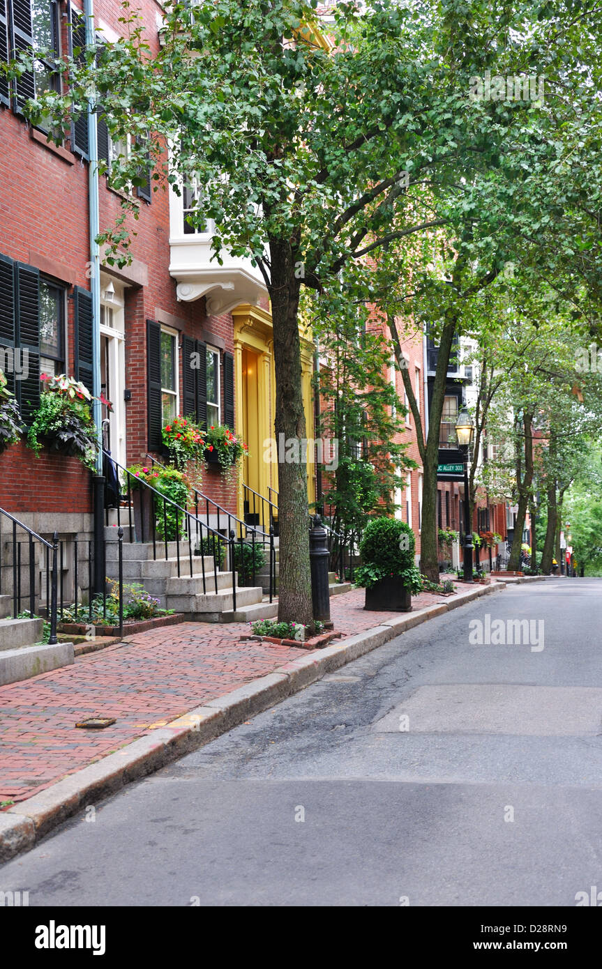 Affluent neighborhood neighbourhood hi-res stock photography and images ...
