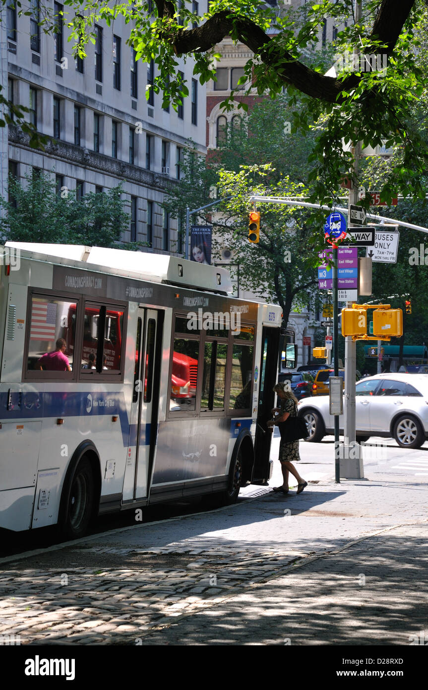 Bus stop on Fifth Avenue, New York City, USA Stock Photo - Alamy
