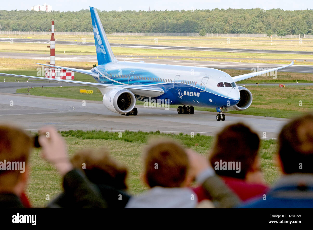 The new Boeing 787 'Dreamliner' arrives at Tegel airport in Berlin ...