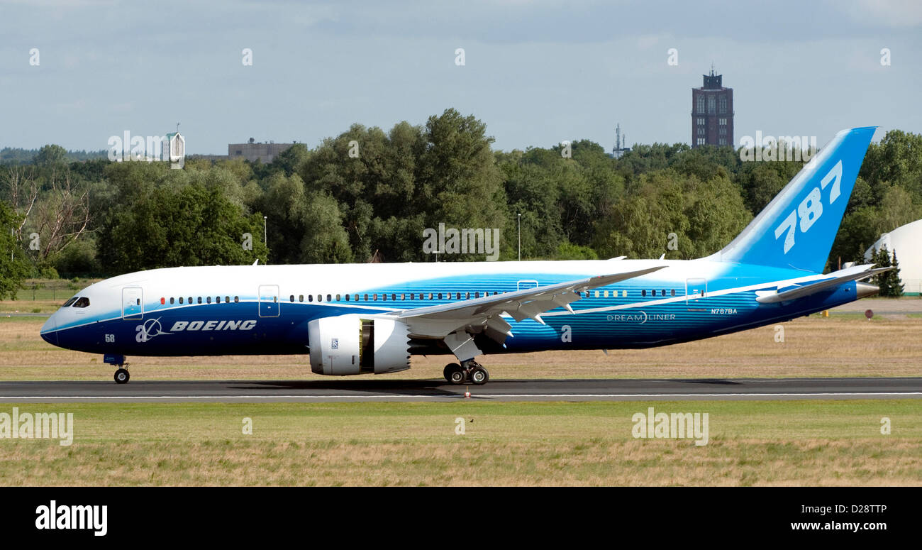 The new Boeing 787 'Dreamliner' arrives at Tegel airport in Berlin ...