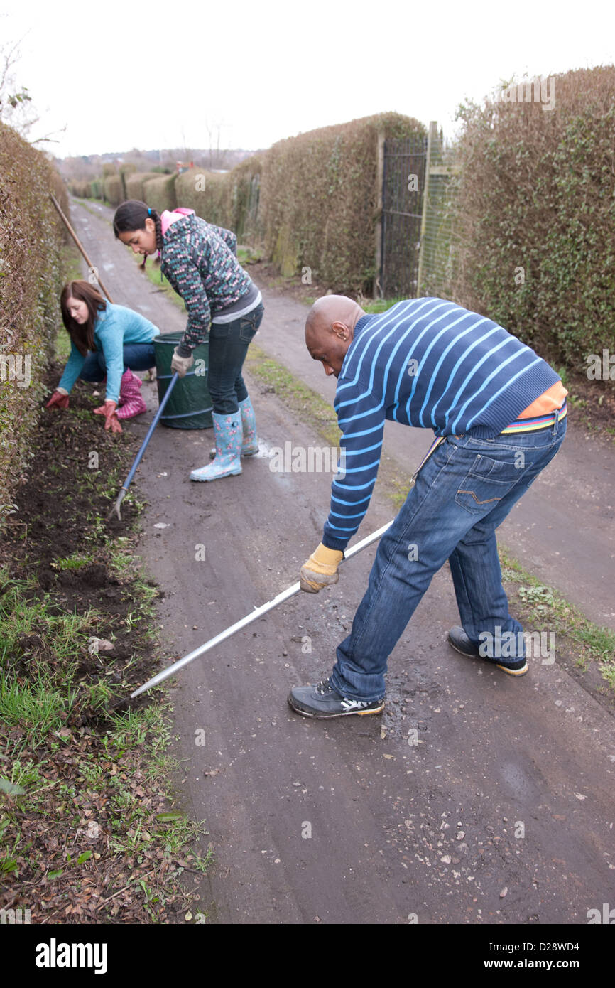 African woman weeding hi-res stock photography and images - Alamy