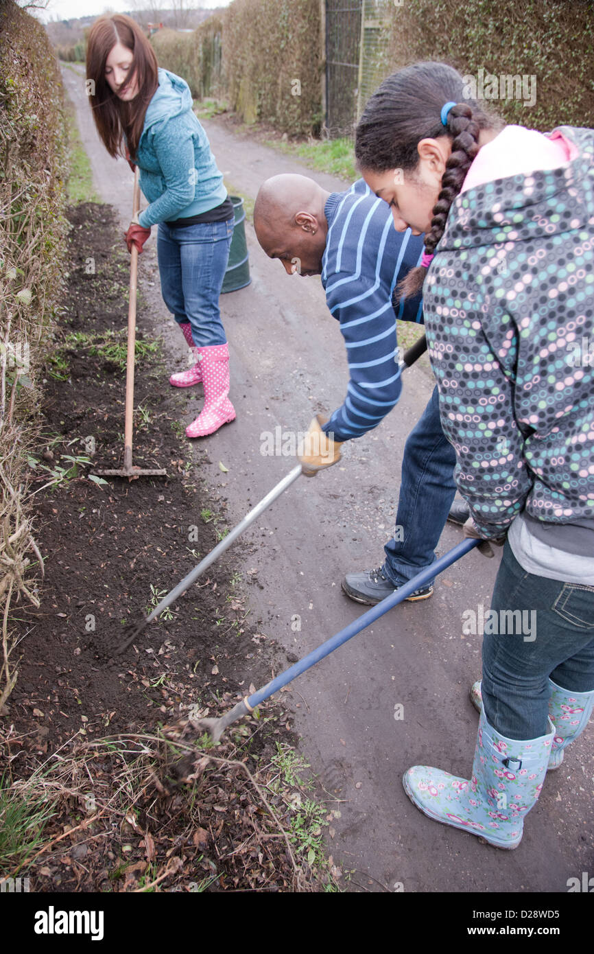 African woman weeding with children hi-res stock photography and images ...