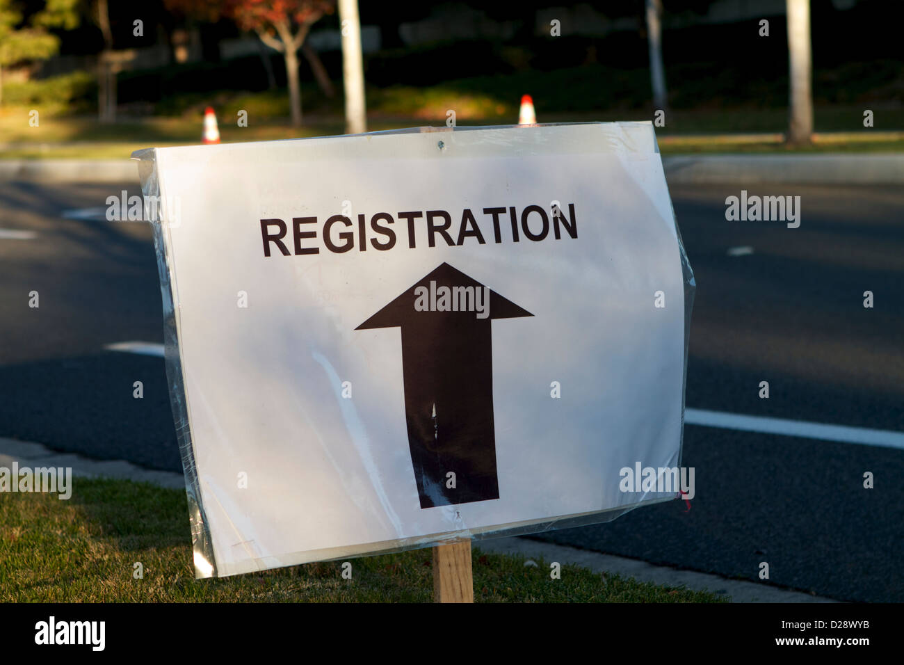 Registration sign with an arrow Stock Photo - Alamy