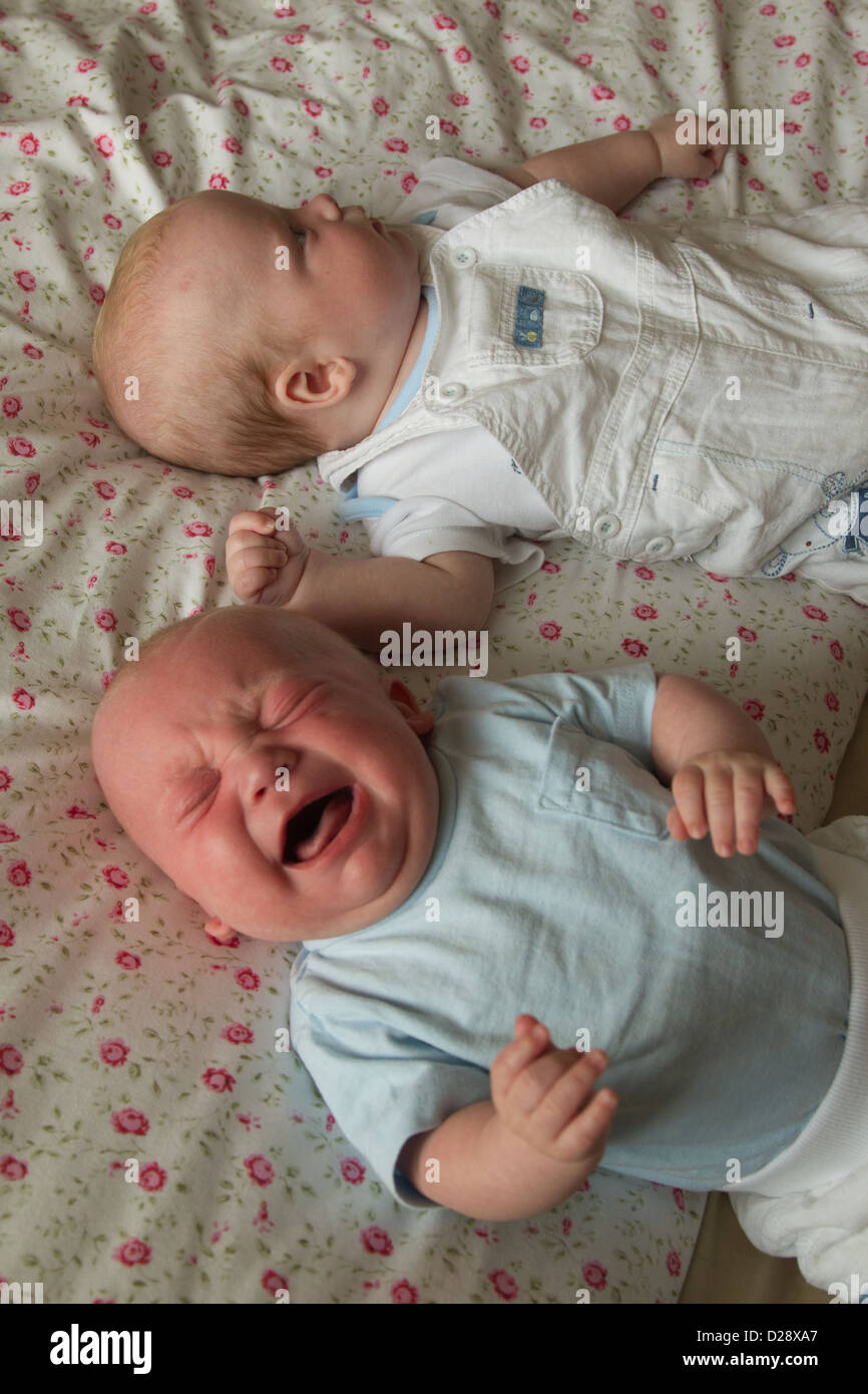Twin twins sibling siblings hi-res stock photography and images - Alamy